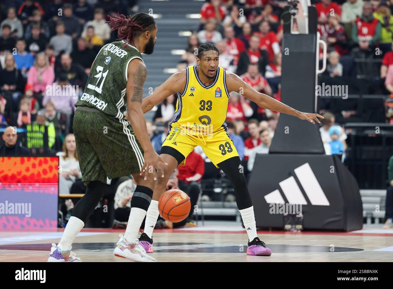 Devin Booker (FC Bayern Basketball, #31) im Duell mit David McCormack ...