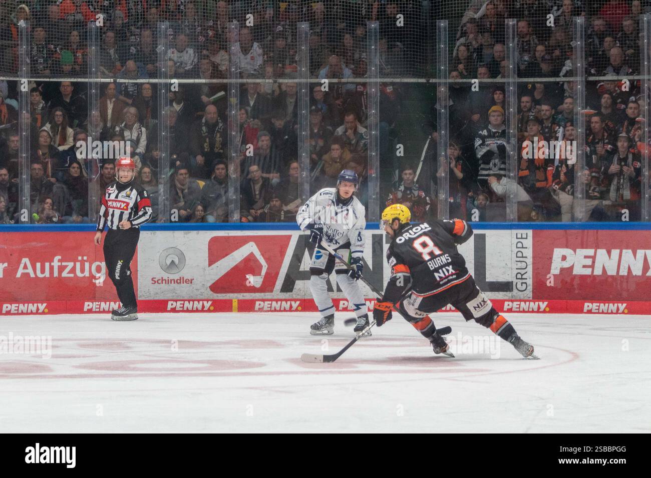 Mario Zimmermann (Straubing Tigers, #13), Nathan Burns (Loewen Frankfurt, #08) Loewen Frankfurt ...