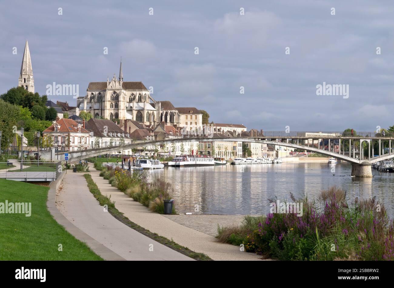 The river Yonne and Abbey of St Germain, Auxerre Stock Photo - Alamy