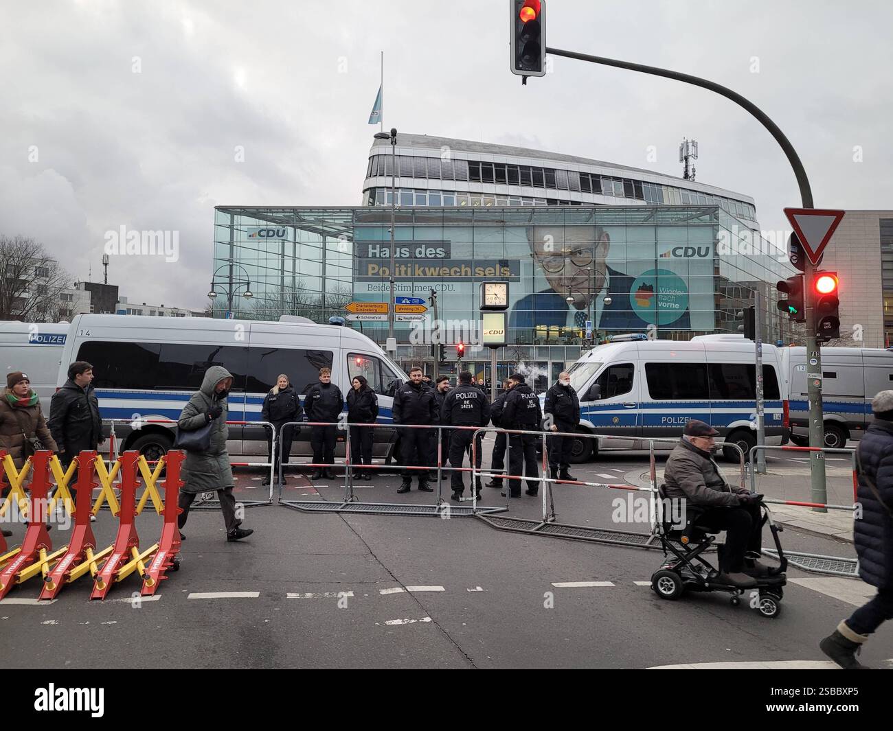 Berlin, 02.02.2025 Polizeiabsperrungen vor der CDU Zentrale in Berlin ...