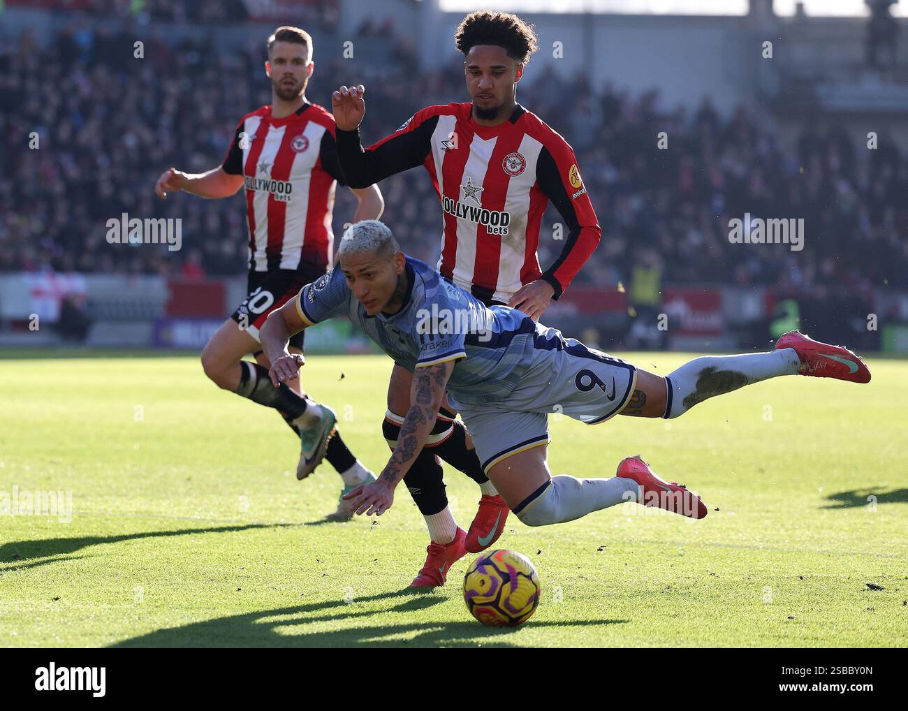London, UK. 2nd Feb, 2025. Richarlison of Tottenham Hotspur and Kevin ...