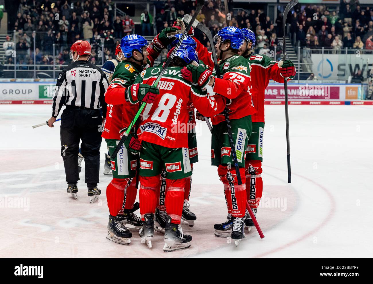 Die Augsburger bejubeln mit Mark Zengerle (Augsburger Panther, #89 ...