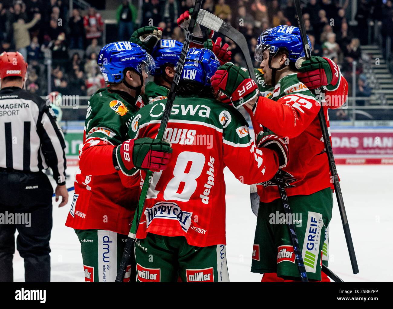 Die Augsburger bejubeln mit Mark Zengerle (Augsburger Panther, #89 ...