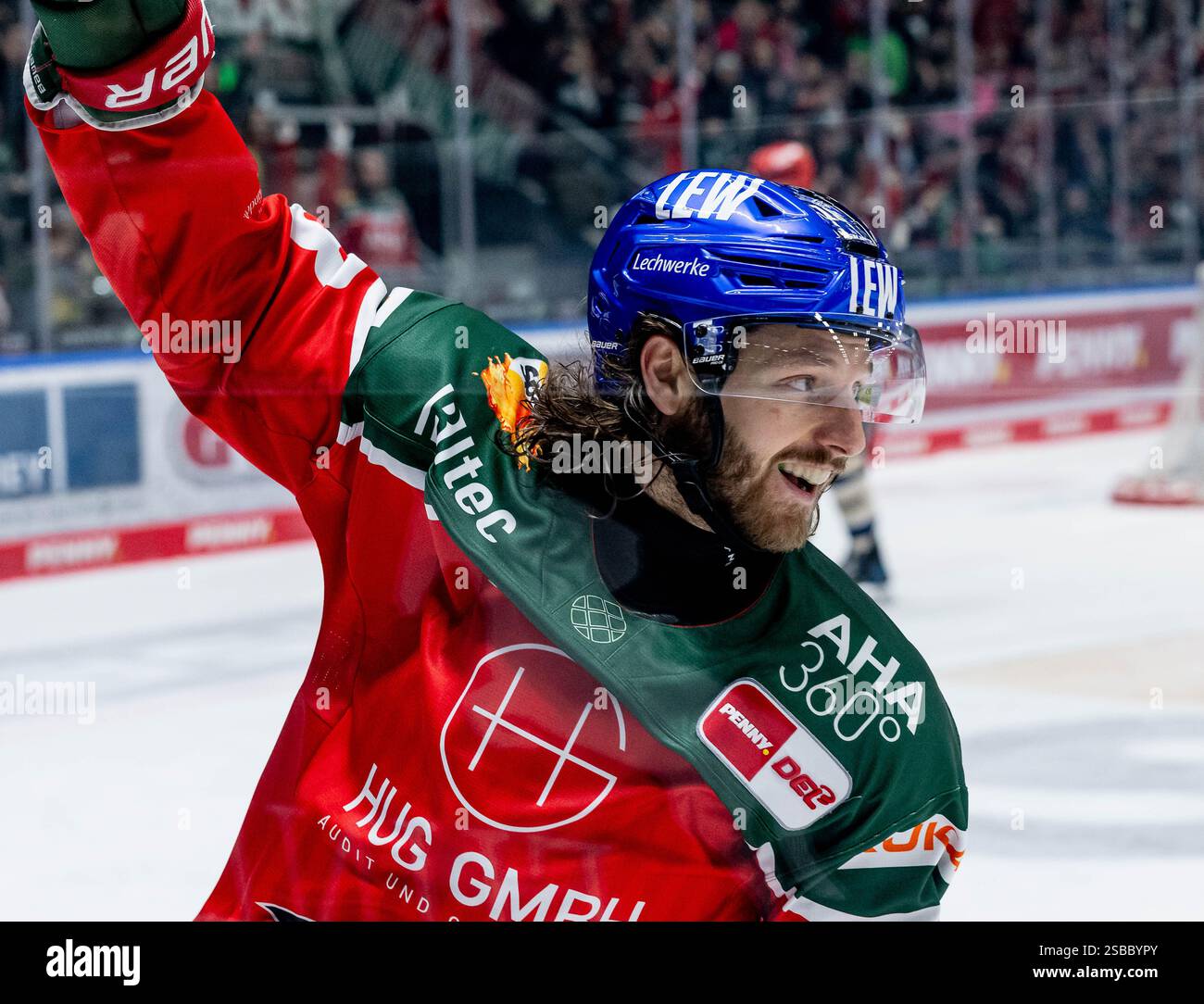 Anthony Louis (Augsburger Panther, #18) bejubelt das Tor von Mark ...