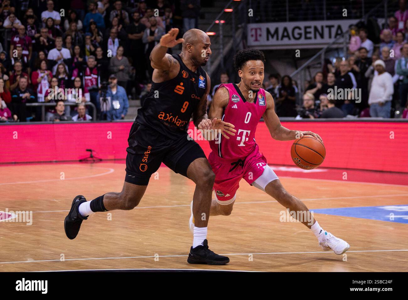 Bonn, Deutschland. 02nd Feb, 2025. DeAndre Lansdowne (NINERS Chemnitz #9) und Darius McGhee ...