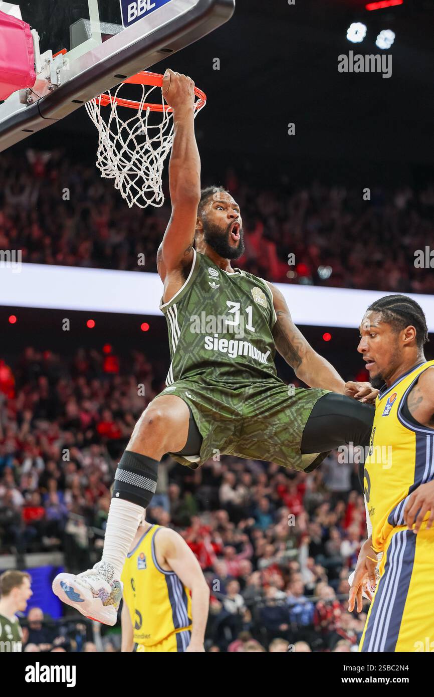 Jubel nach Dunk durch Devin Booker (FC Bayern Basketball, #31), haengt ...