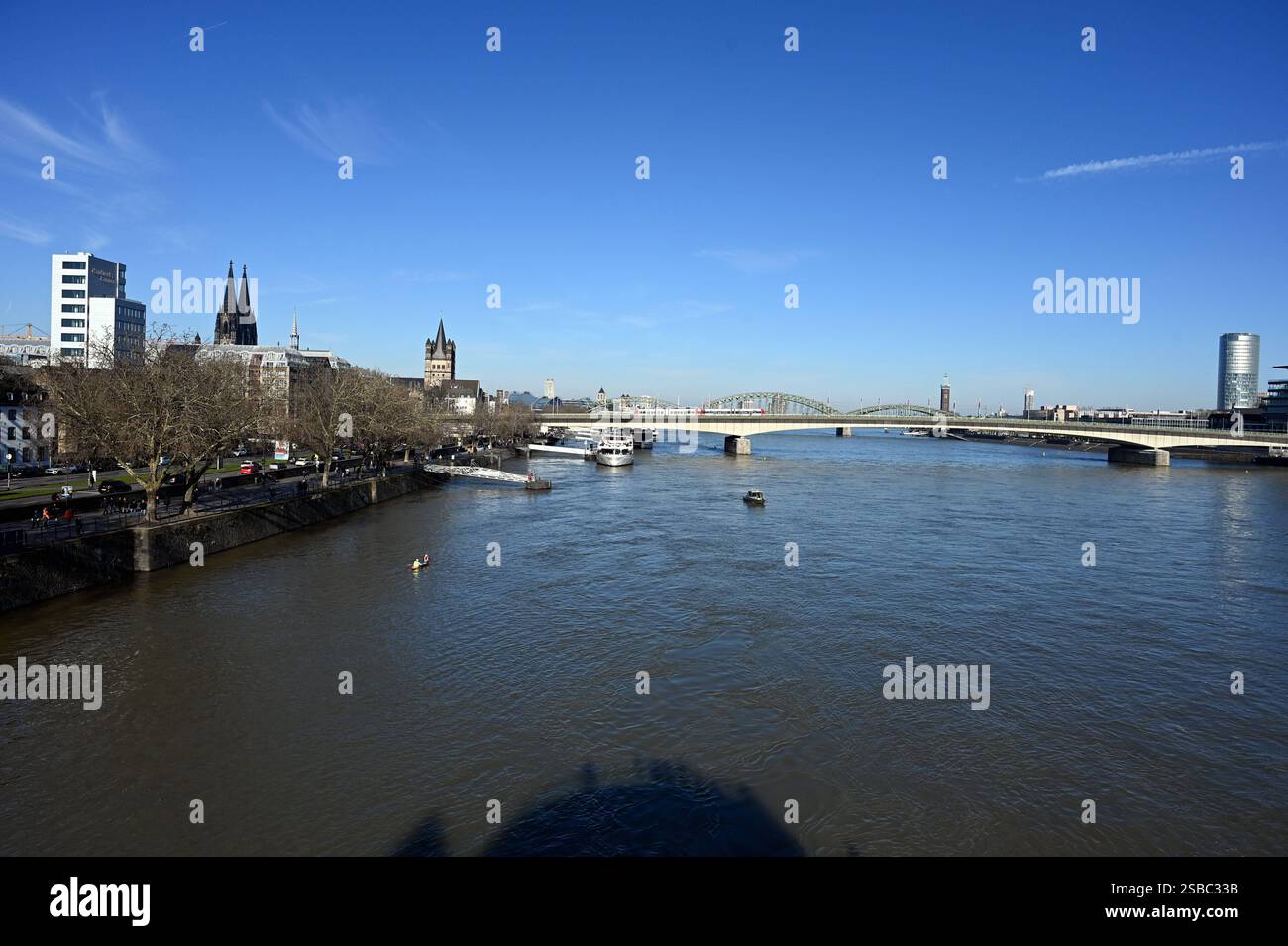 Köln Stadtansicht, Rhein, Anlager, Handwerkskammer, Altstadt und der ...