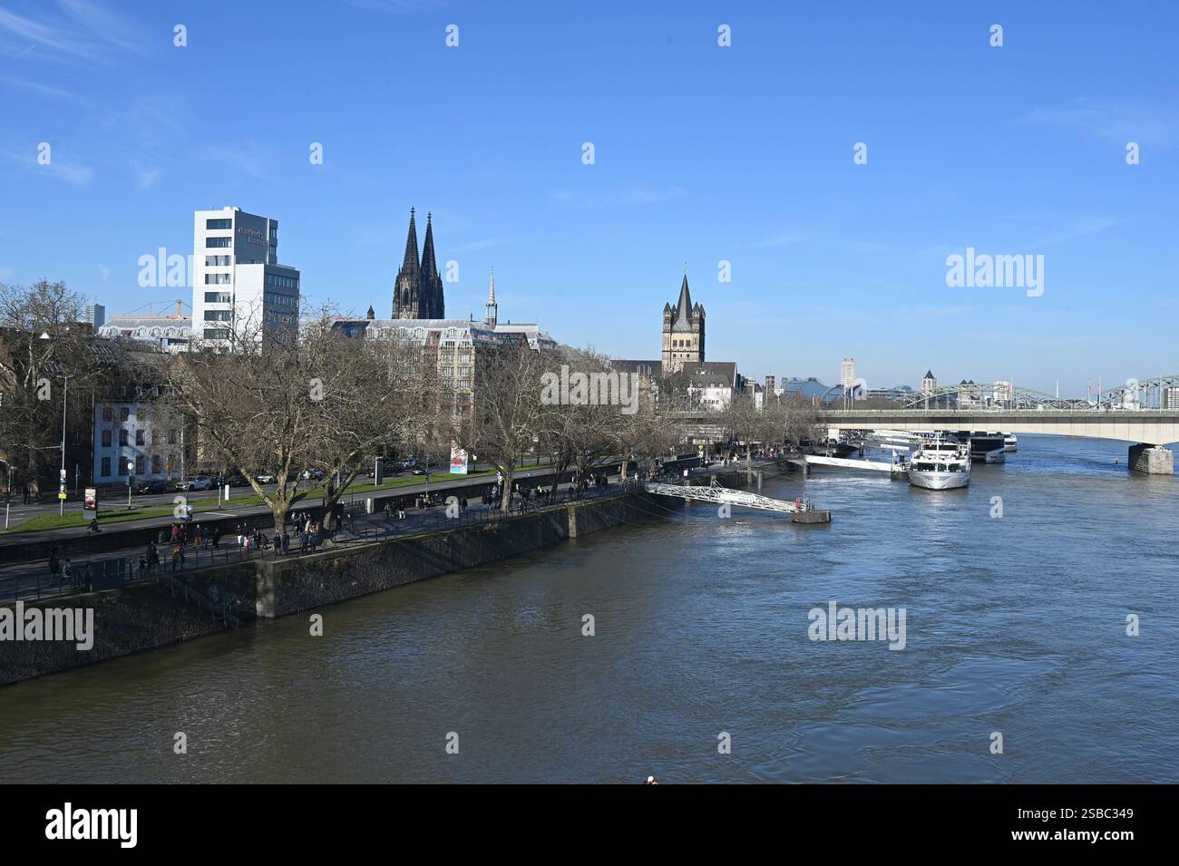 Köln Stadtansicht, Rhein, Anlager, Handwerkskammer, Altstadt und der ...
