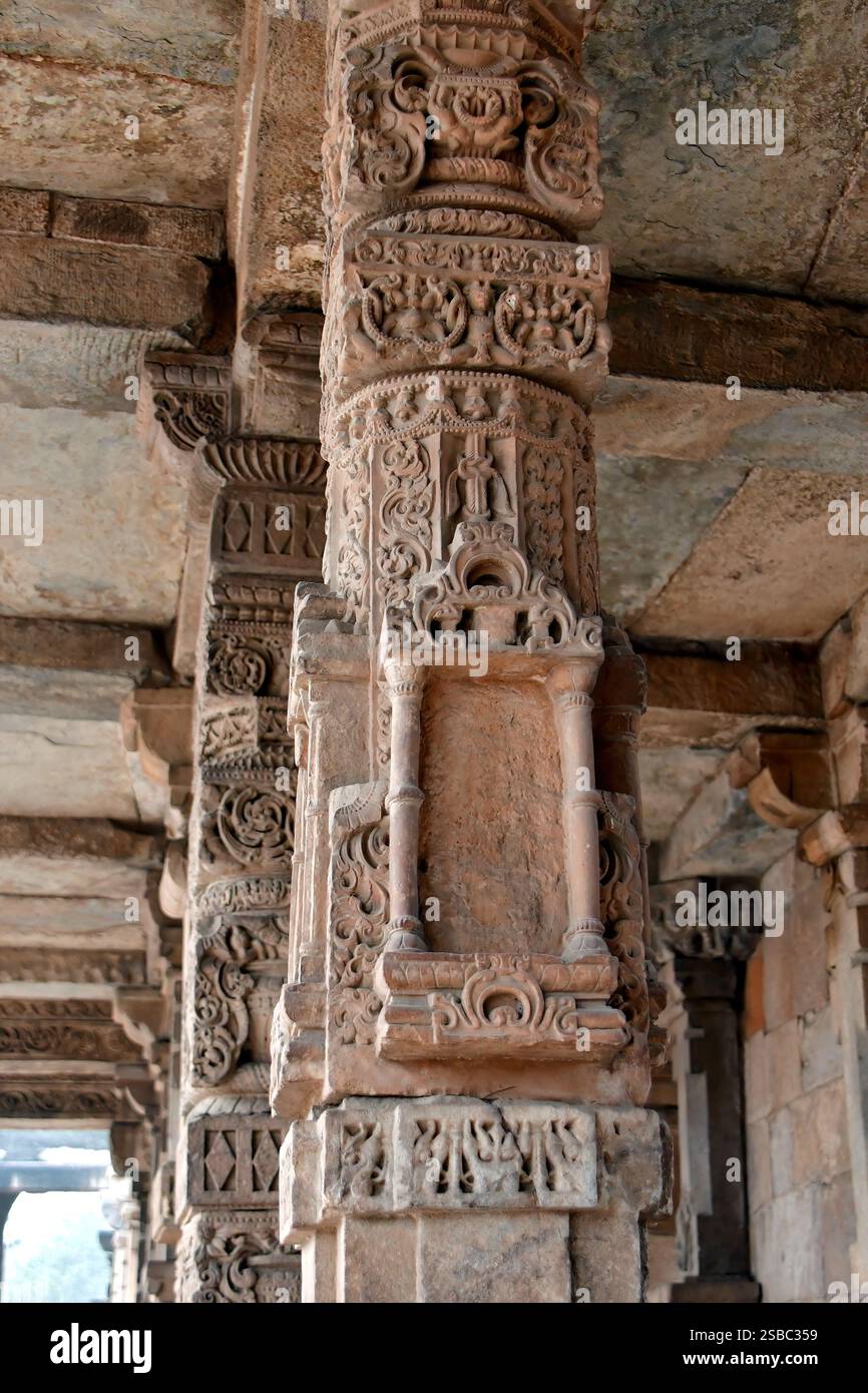 Hindu pillars sporting Hindu iconography, Quwwat ul-Islam Mosque, Qutb ...