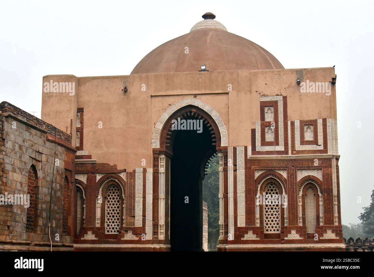 Alai Darwaza, Mosque, Alai Gate, Qutb Minar complex, Delhi, India, Asia ...