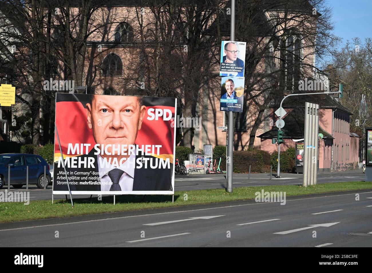 Wahlplakate der SPD und CDU zur Bundestagswahl 2025 an einer Strasse *** SPD and CDU election ...