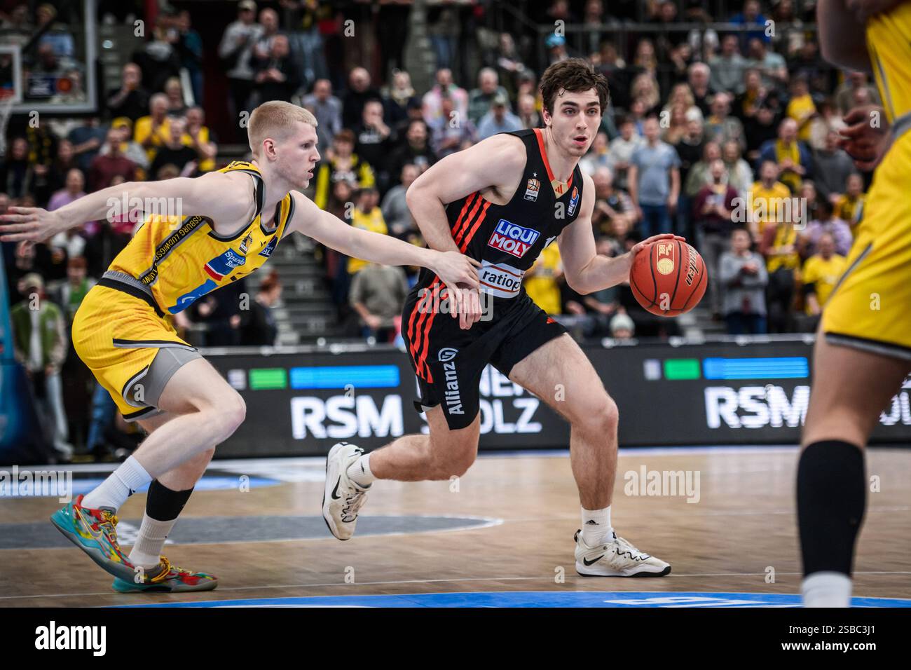 Justinian Jessup (ratiopharm Ulm, #10) verfolgt von Jacob Patrick (MHP ...