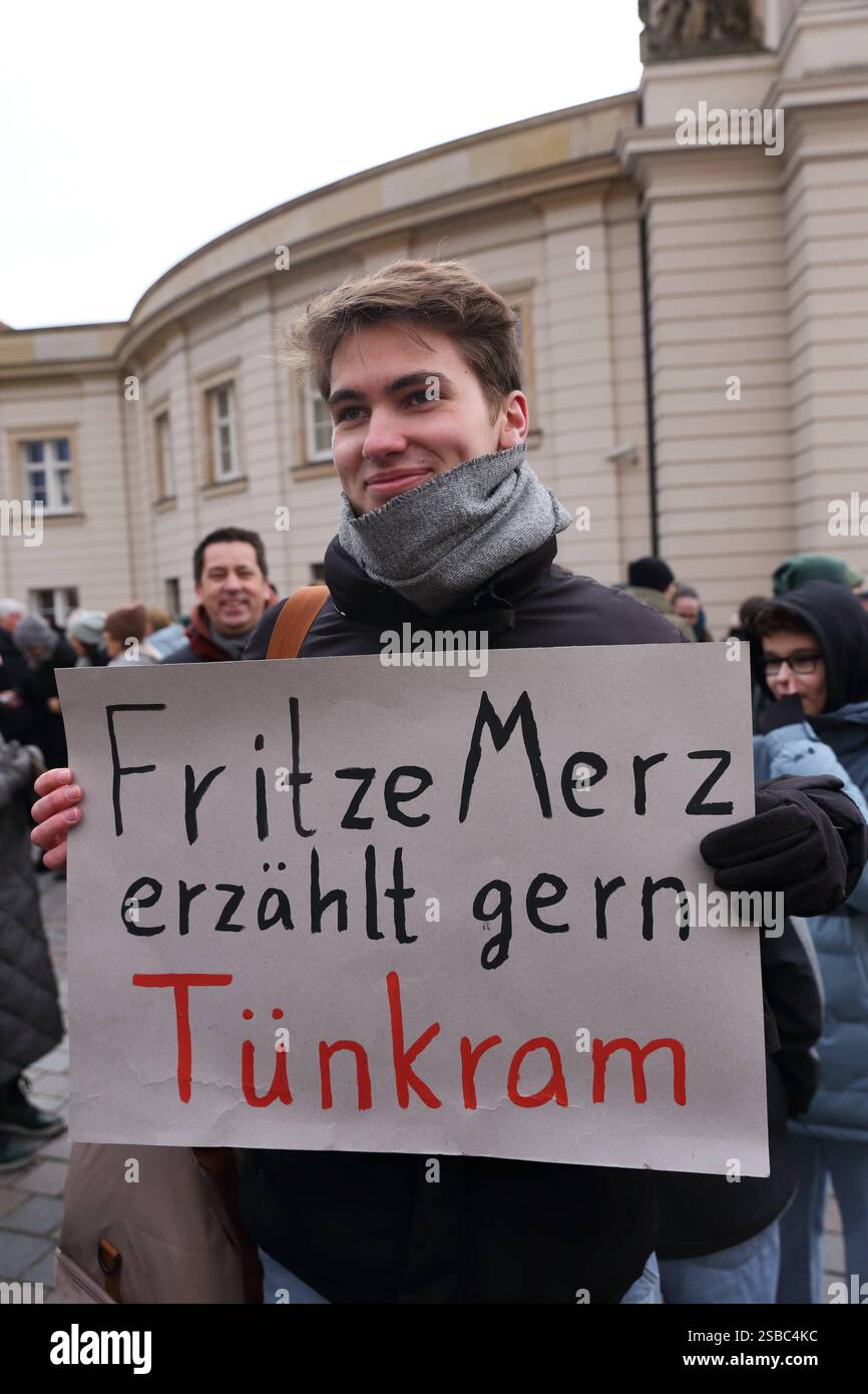 Ein Demonstrant mit Schild Fritze Merz erzählt gern Tünkram während ...