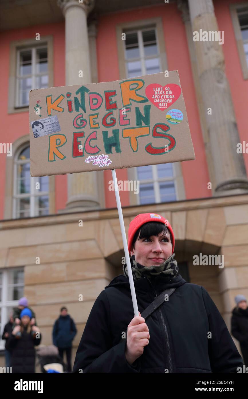 Eine Demonstrantin mit Schild Kinder gegen rechts während einer Kundgebung gegen ...