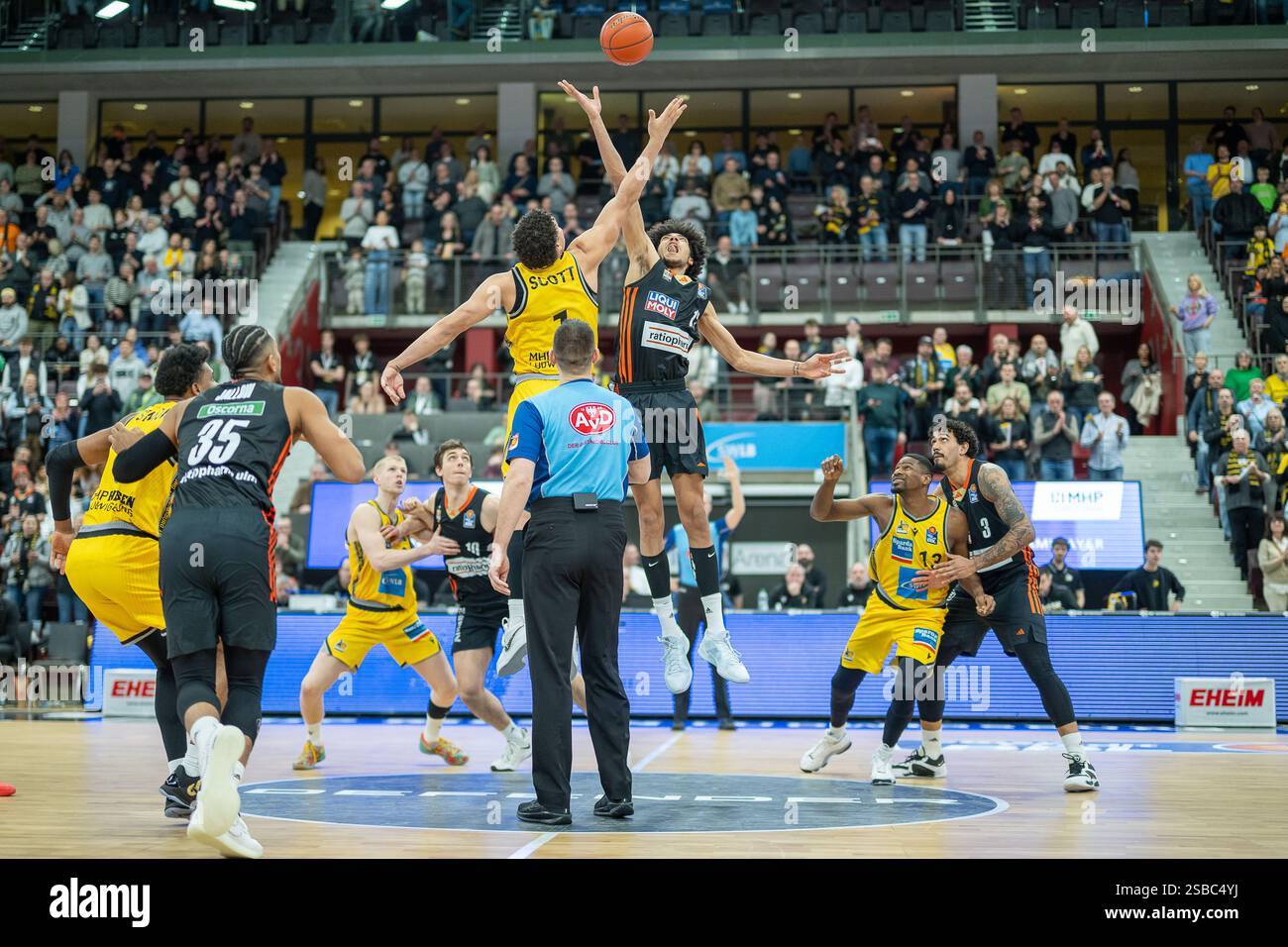 Joel Scott (MHP Riesen Ludwigsburg, #01), Noa Essengue (ratiopharm Ulm ...