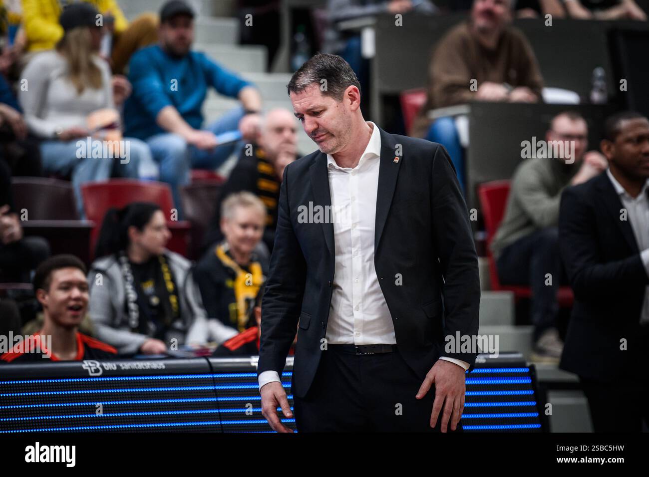 Ty Harrelson (ratiopharm Ulm, Head-Coach) - kritischer Blick zum Boden ...