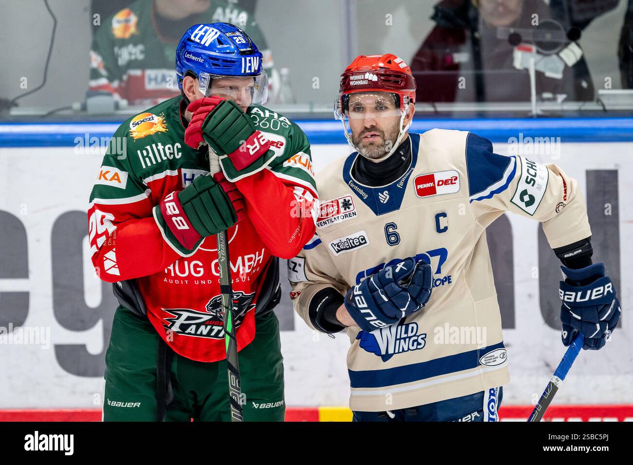 Die Kapitaene Denis Reul (Augsburger Panther, #29) und Daryl Boyle ...