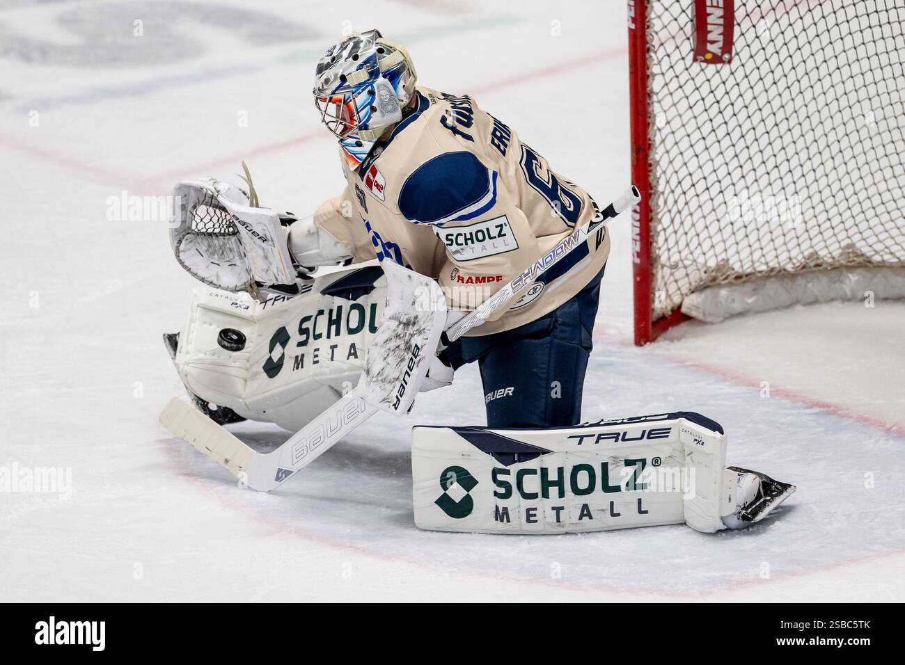 Joacim Eriksson (Torwart, Schwenninger Wild Wings, #60) bei der Abwehr ...