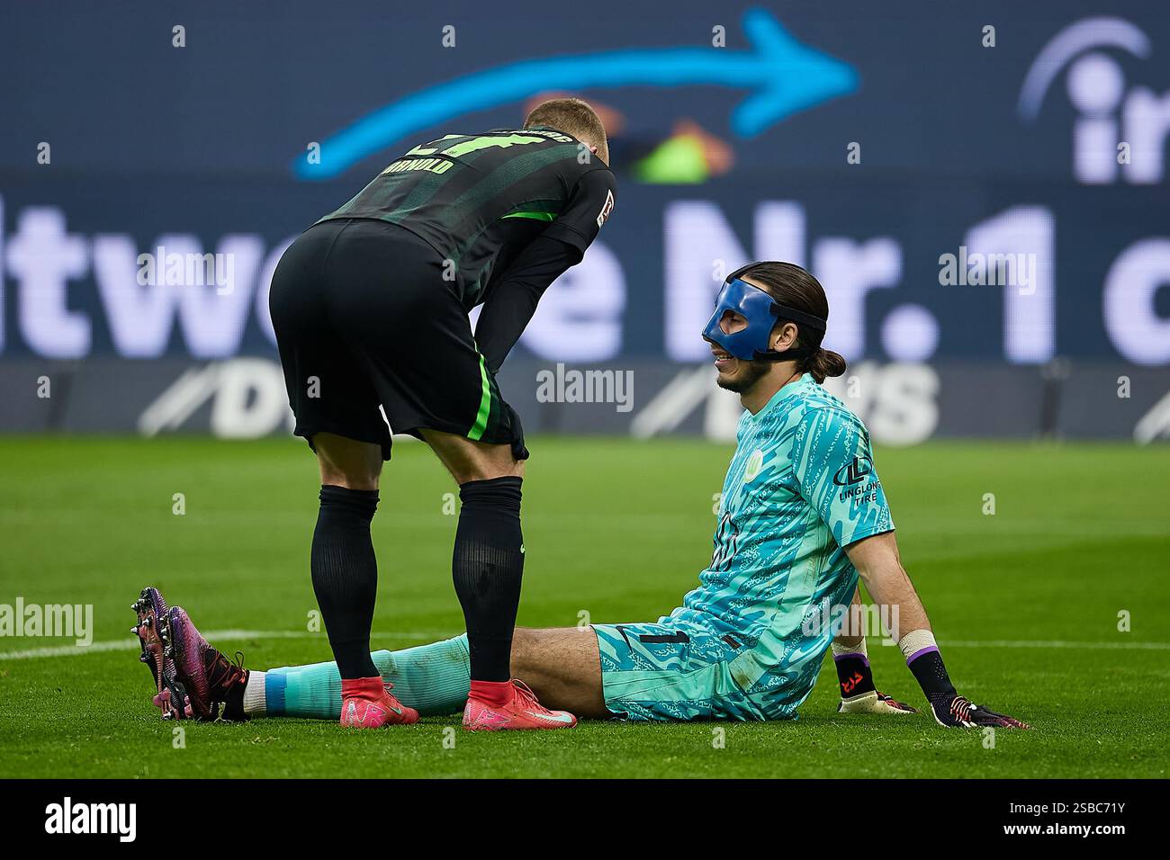 Kamil Grabara (VFL Wolfsburg, #01) liegt verletzt am Boden und muss ...
