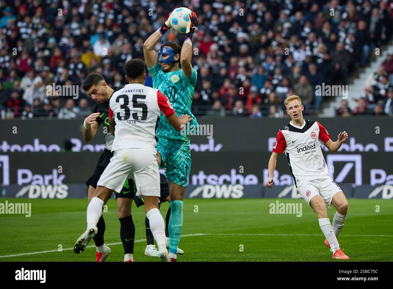 Kamil Grabara (VFL Wolfsburg, #01) sichert den Ball vor Ansgar Knauf ...