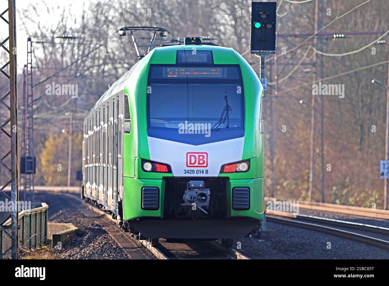 Bahnbetrieb in Ballungsräumen Eine S-Bahn durchquert zwischen ihren ...