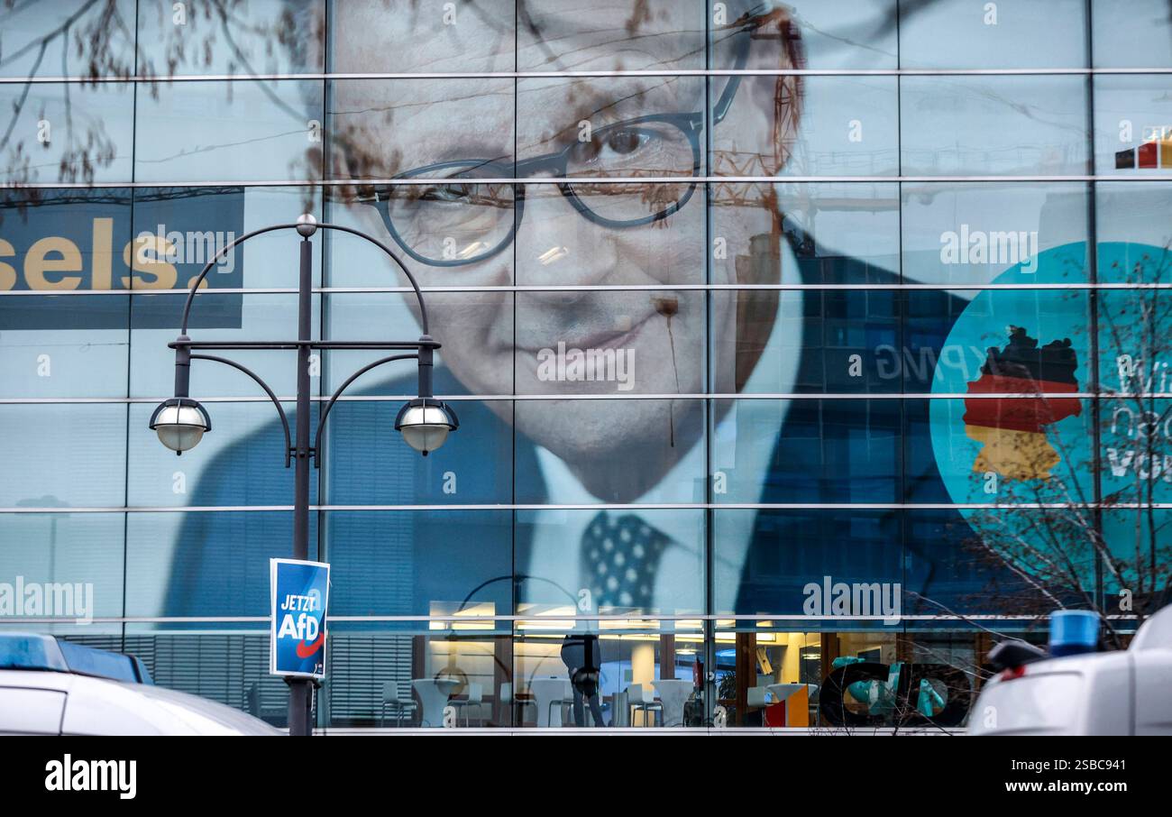 CDU und Afd Wahlplakat Ein AfD Plakat hängt vor dem Portrait von CDU ...