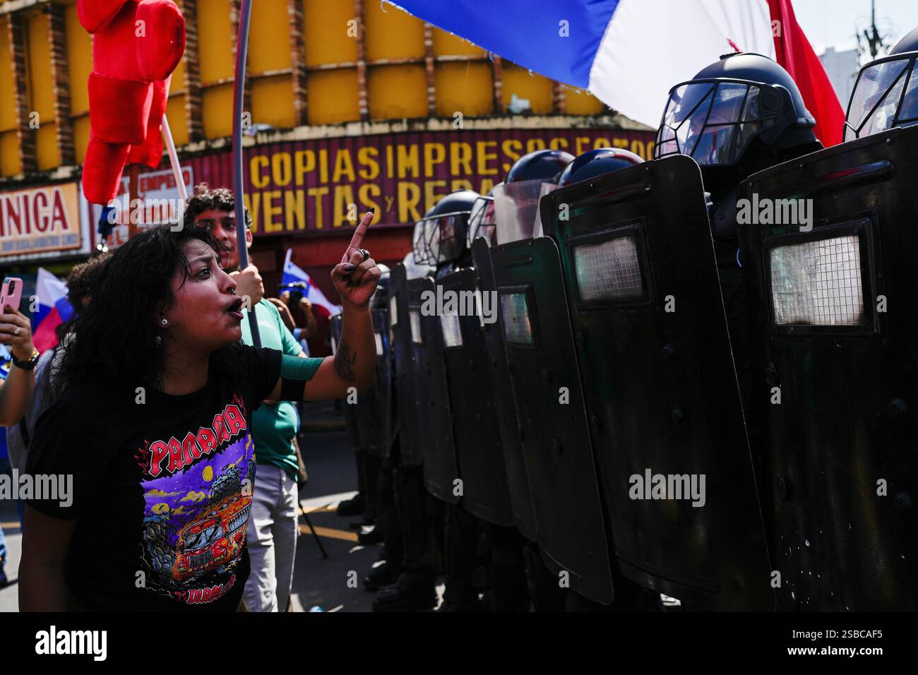 Panama Stadt, Panama. 02nd Feb, 2025. Demonstrators confront police ...
