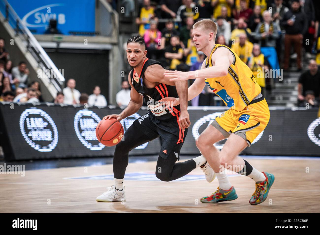 Alfonso Plummer (ratiopharm Ulm, #09) vs. Jacob Patrick (MHP Riesen ...