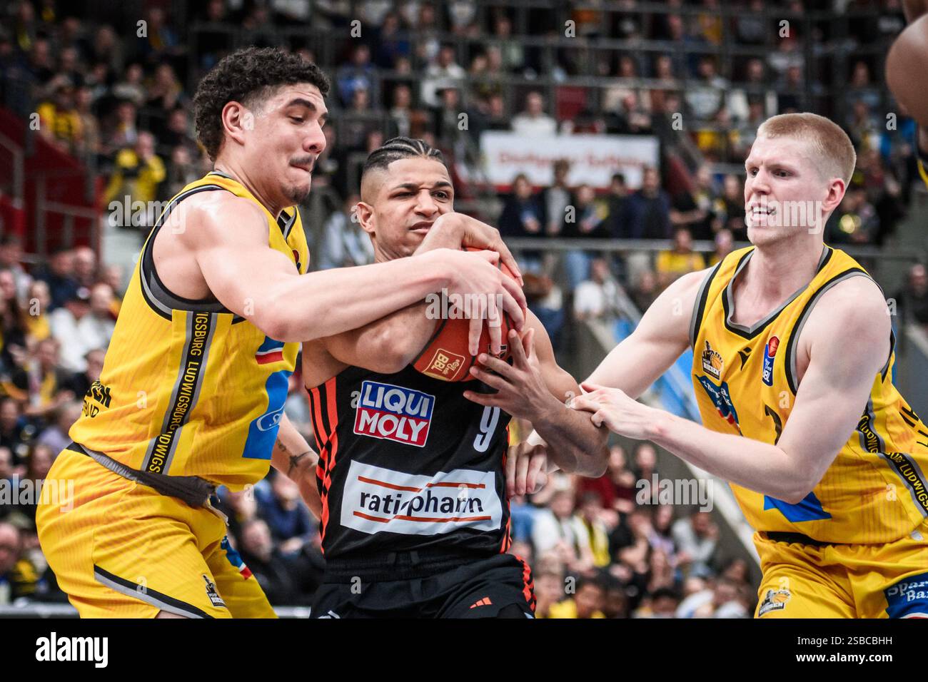 Alfonso Plummer (ratiopharm Ulm, #09) in der Zange von Joel Scott (MHP ...