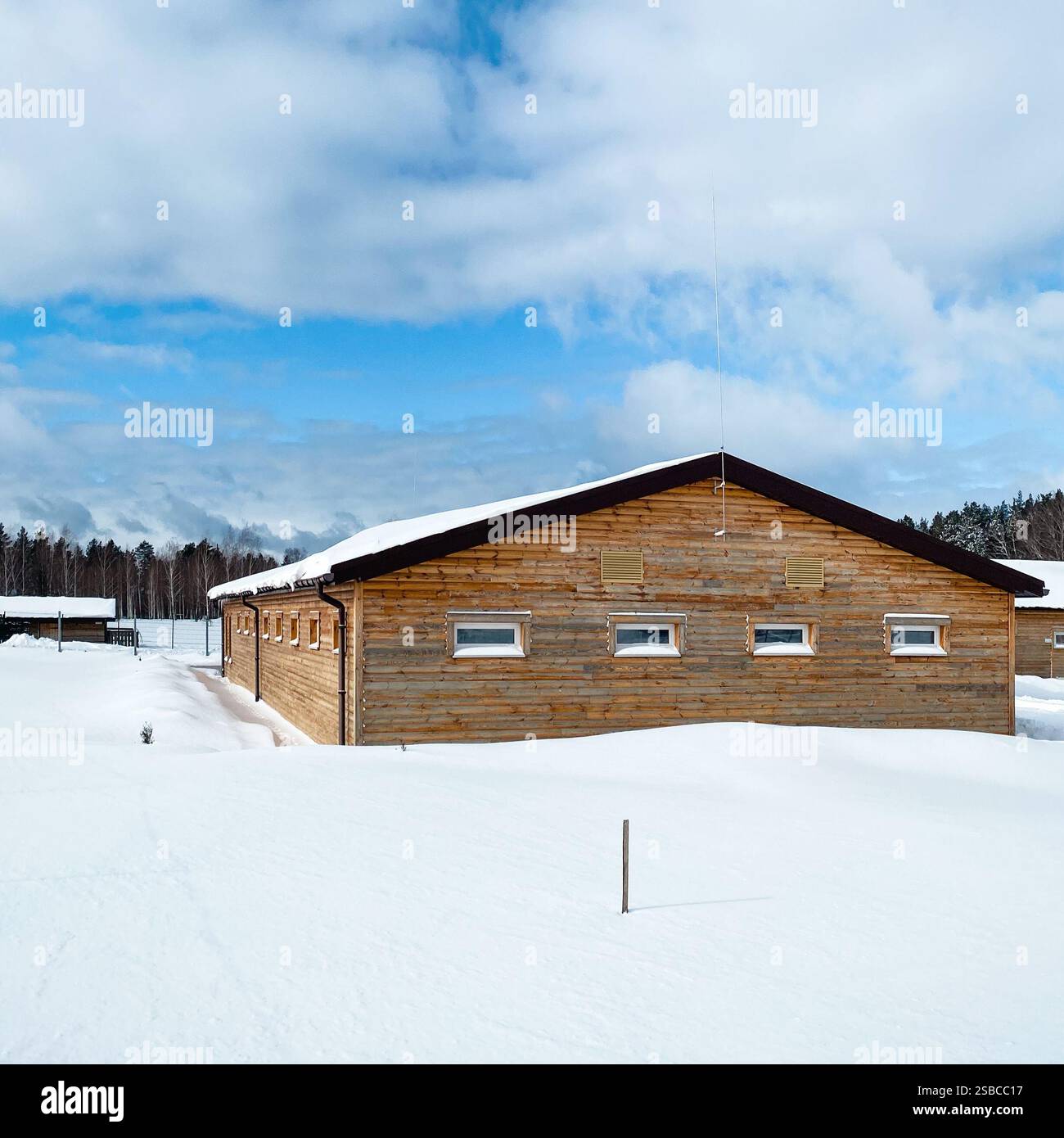 Small wooden barn hi-res stock photography and images - Alamy
