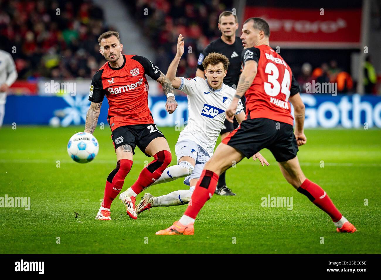 Leverkusen, Deutschland. 02nd Feb, 2025. Dennis Geiger (TSG Hoffenheim, 8) setzt sich gegen ...