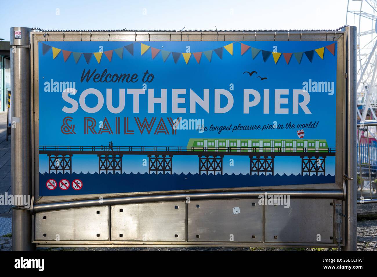 Southend pier and railway. The world's longest pleasure pier at ...
