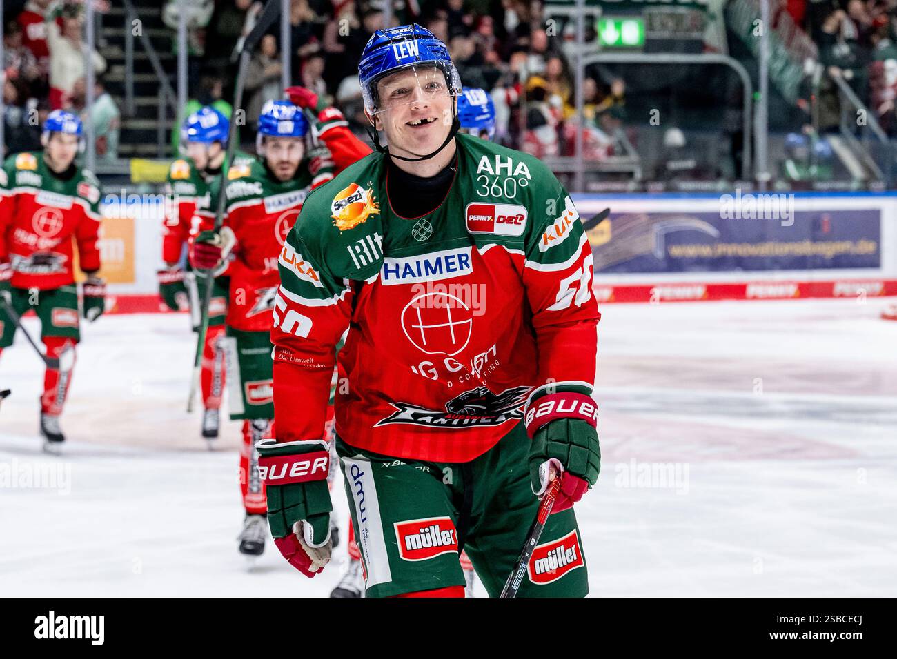 Alexander Oblinger (Augsburger Panther, #50) bei der Rueckkehr zur Bank ...