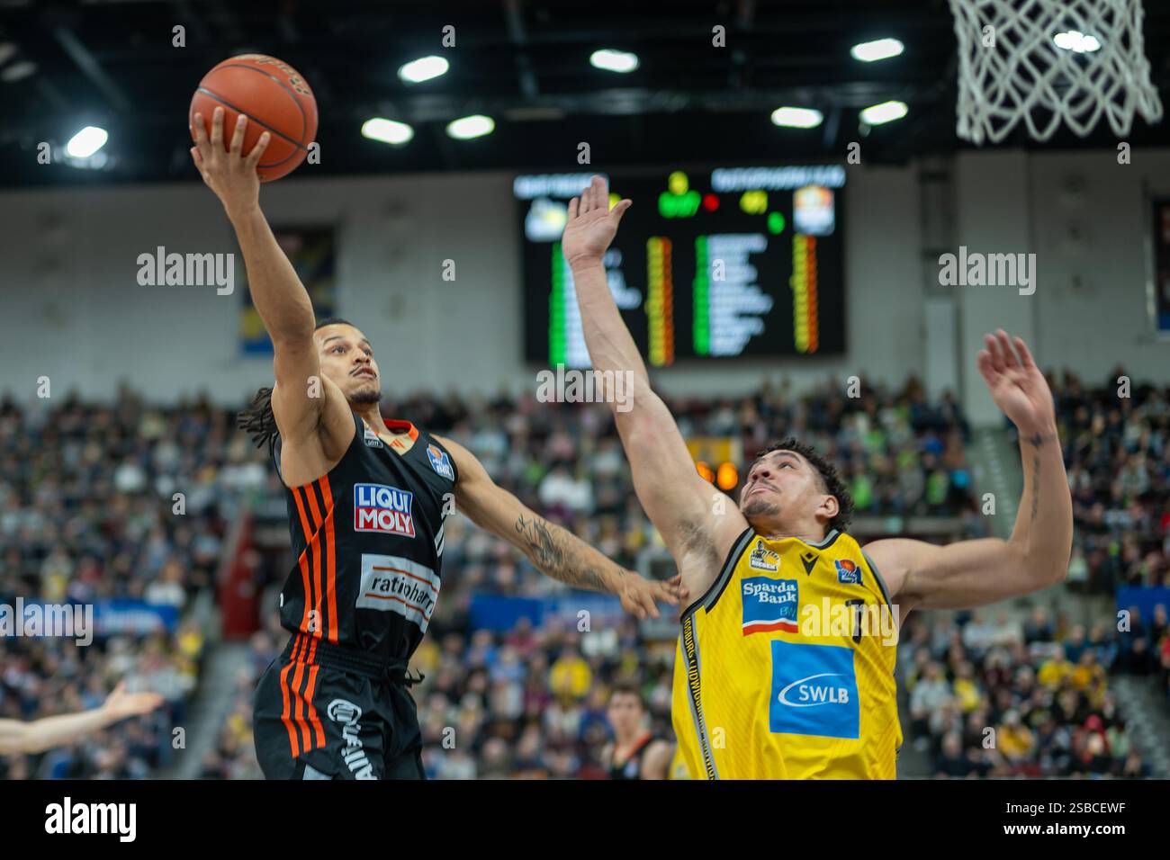 Justinian Jessup (ratiopharm Ulm, #10), Joel Scott (MHP Riesen ...
