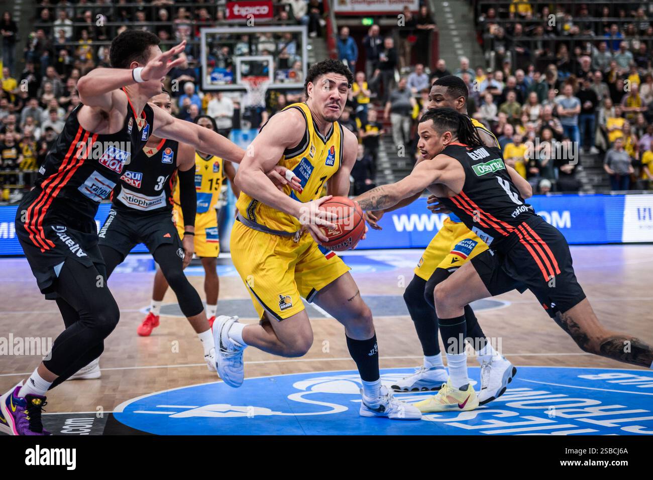 Joel Scott (MHP Riesen Ludwigsburg, #01) zwischen Isaiah Roby ...