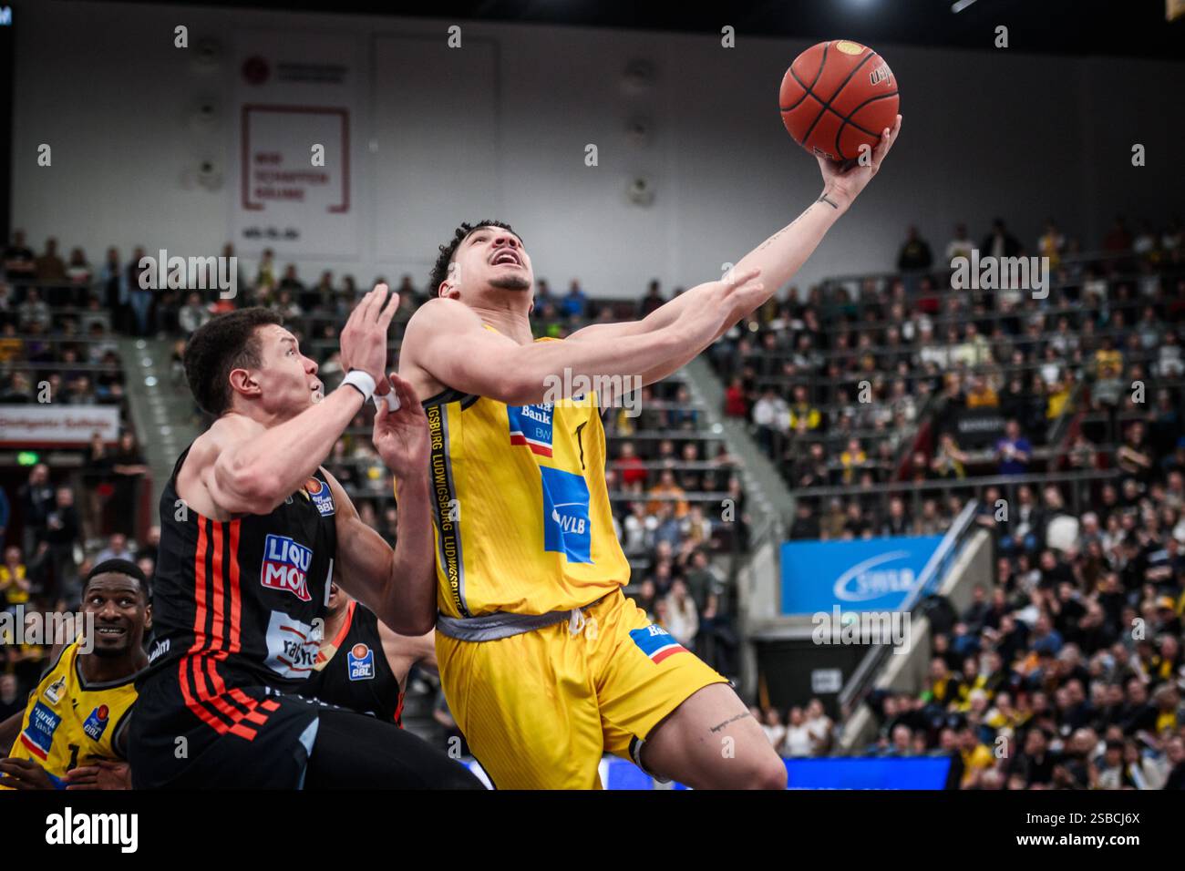 Joel Scott (MHP Riesen Ludwigsburg, #01) setzt sich durch gegen Isaiah ...