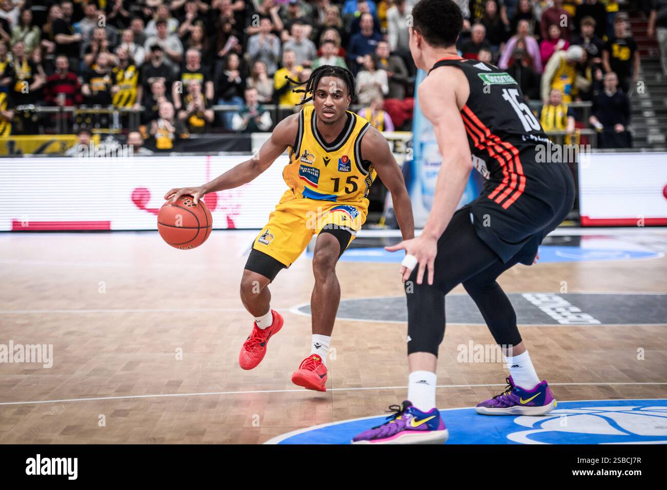 Ezra Manjon (MHP Riesen Ludwigsburg, #15) vs. Isaiah Roby (ratiopharm ...