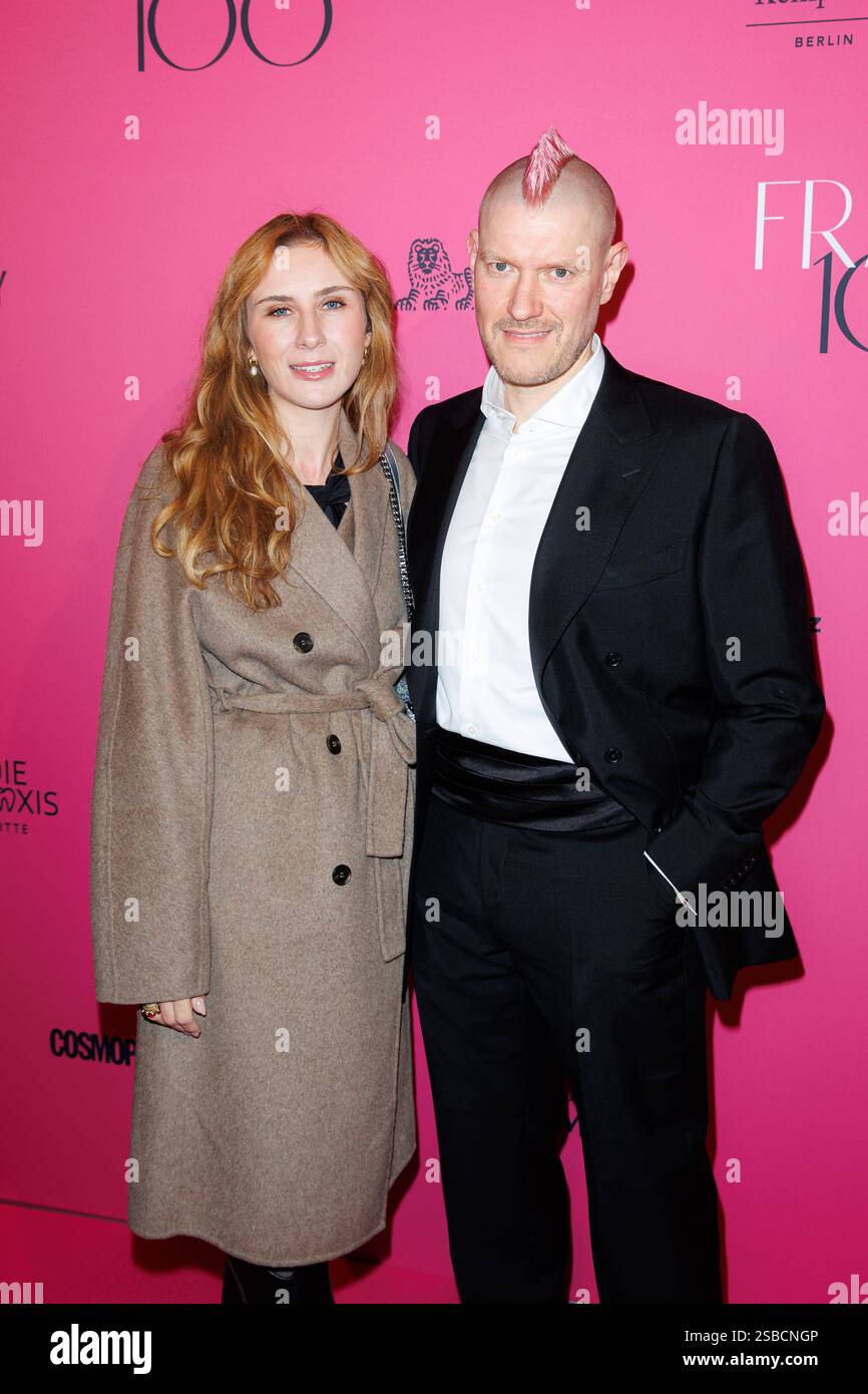 Frauen 100 - öNothing changes, if nothing changes Jule Lobo und Sascha ...