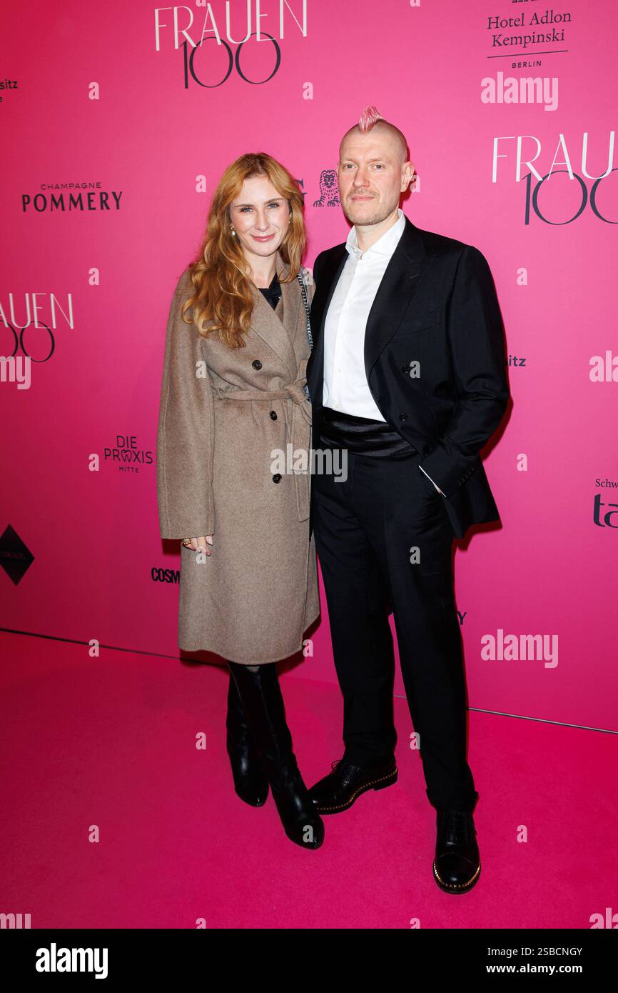 Frauen 100 - öNothing changes, if nothing changes Jule Lobo und Sascha ...