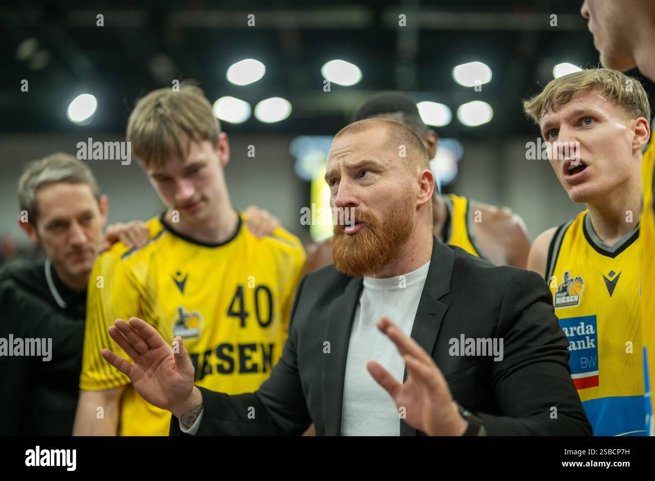 Simon Feneberg (MHP Riesen Ludwigsburg, #40), Lars Masell (MHP Riesen ...