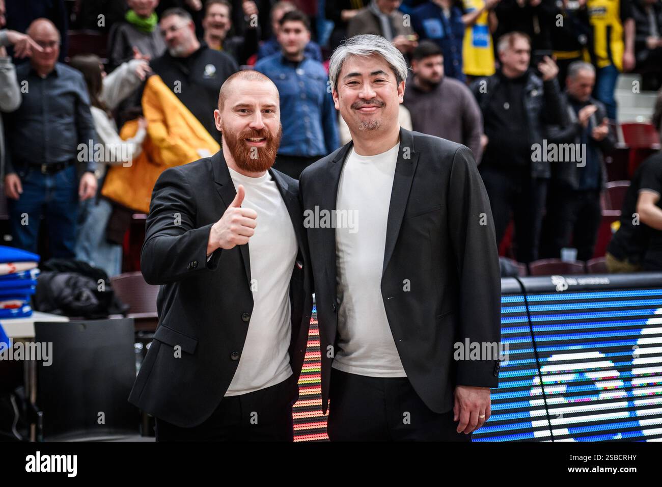 Lars Masell (MHP Riesen Ludwigsburg, Co-Coach) mit Kenji Sato (MHP ...