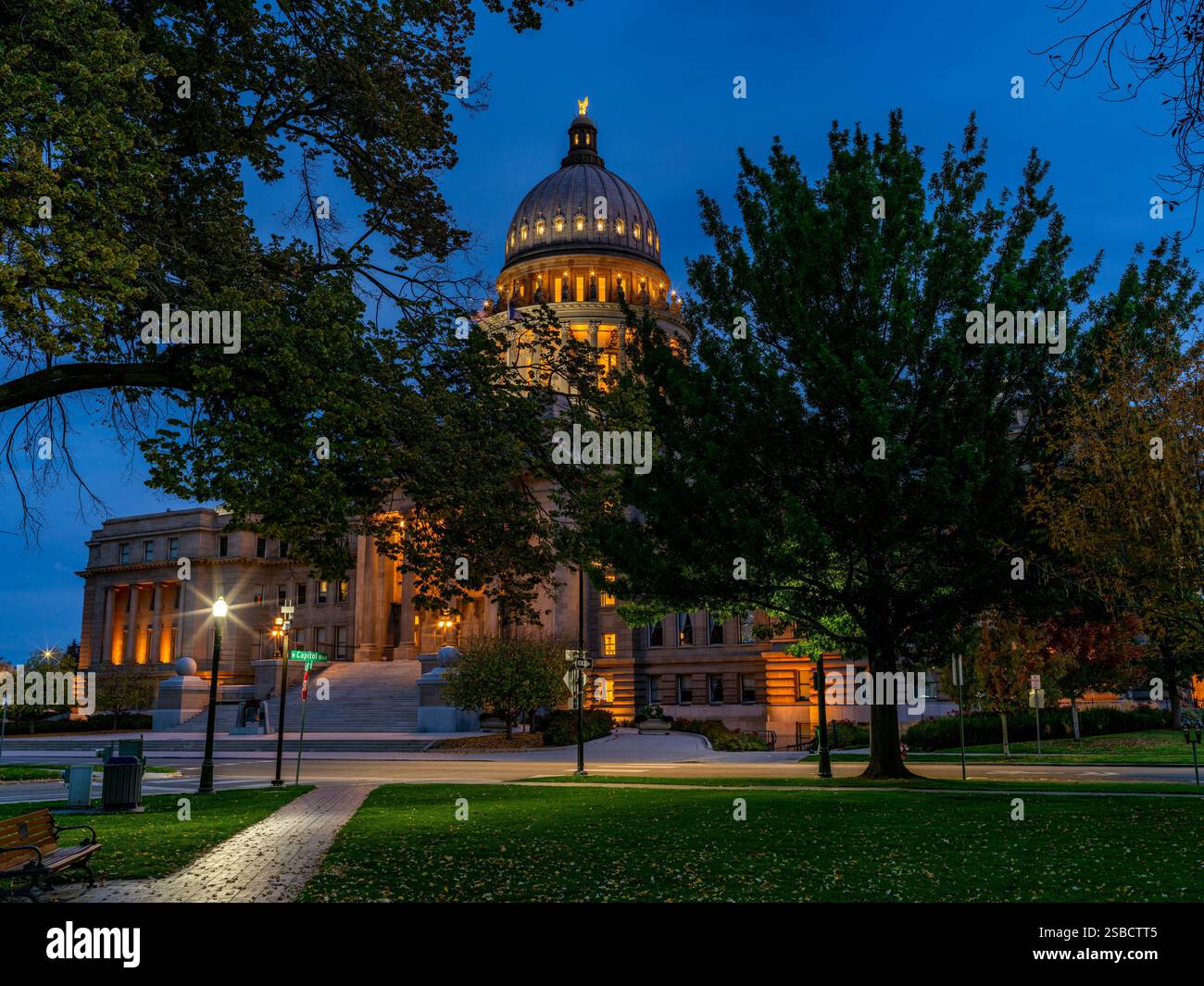 City park and the capital building in Idaho Stock Photo - Alamy