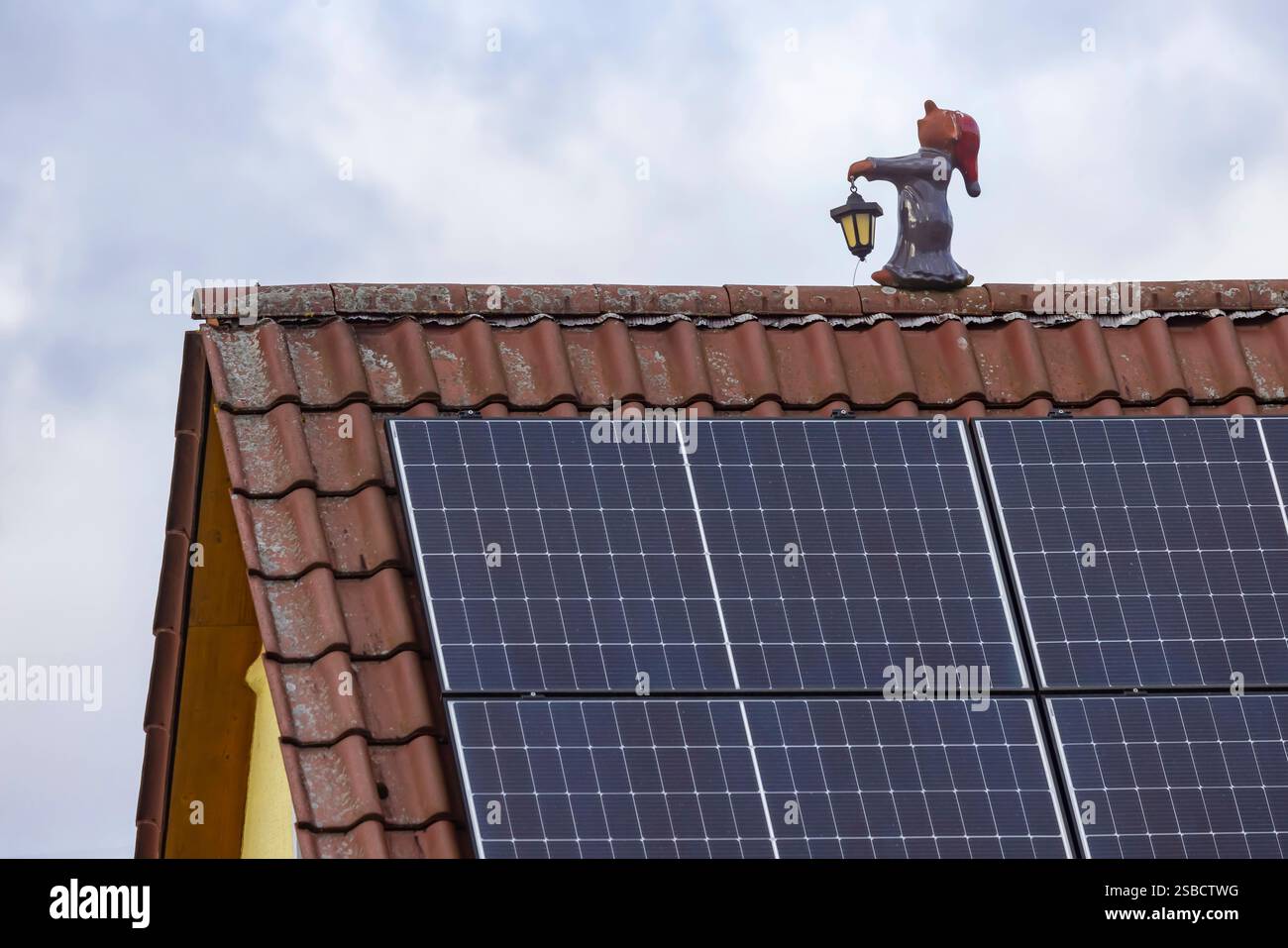 Solaranlage auf dem Dach eines Einfamilienhaus. Darmolmännchen mit Laterne als Dachreiter. // 30 ...