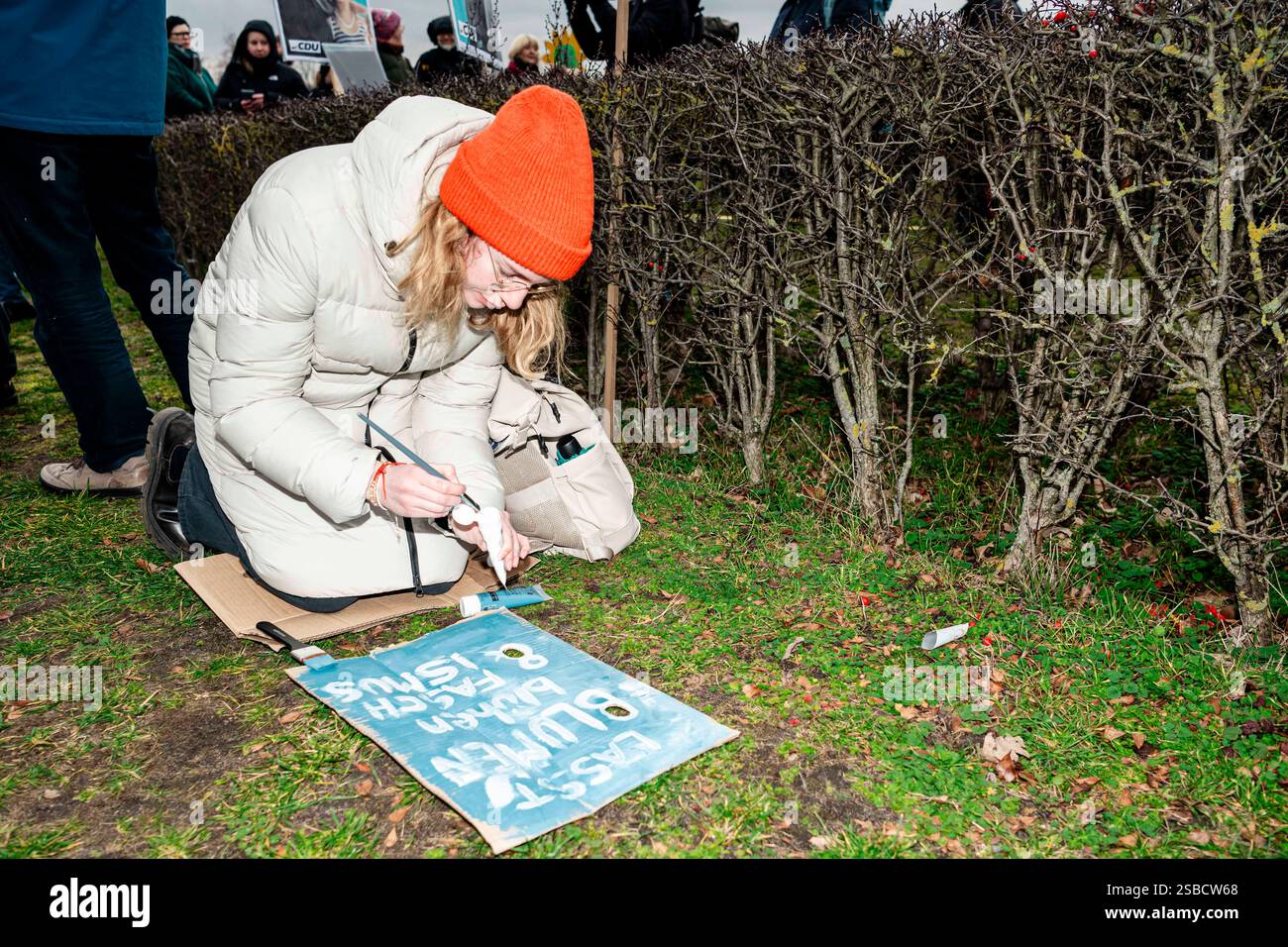 Protestmarsch gegen den Rechtsextremismus in Berlin Ein Demonstrant ...