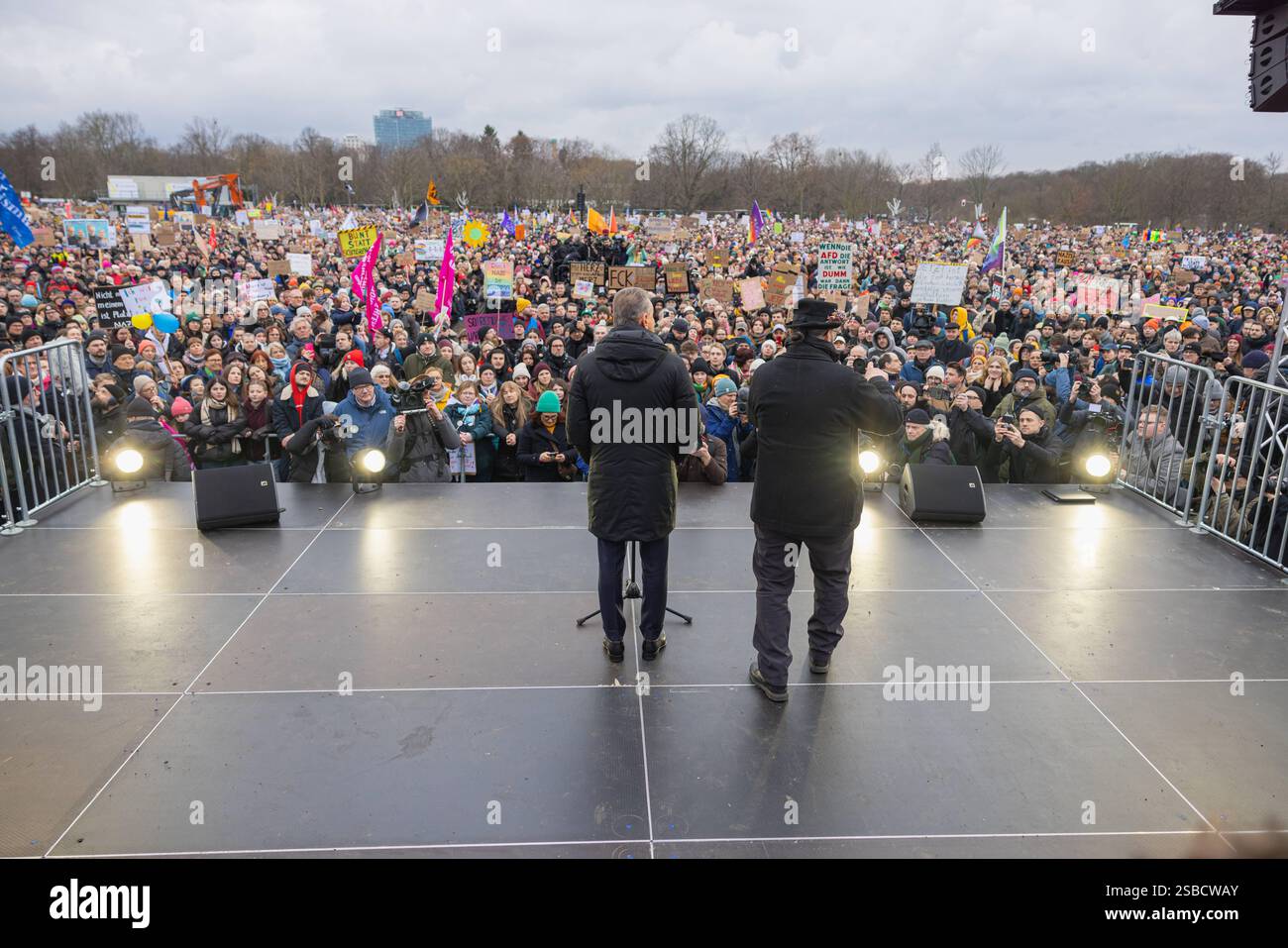 Demo Aufstand der Anständigen: Wir sind die Brandmauer Deutschland ...