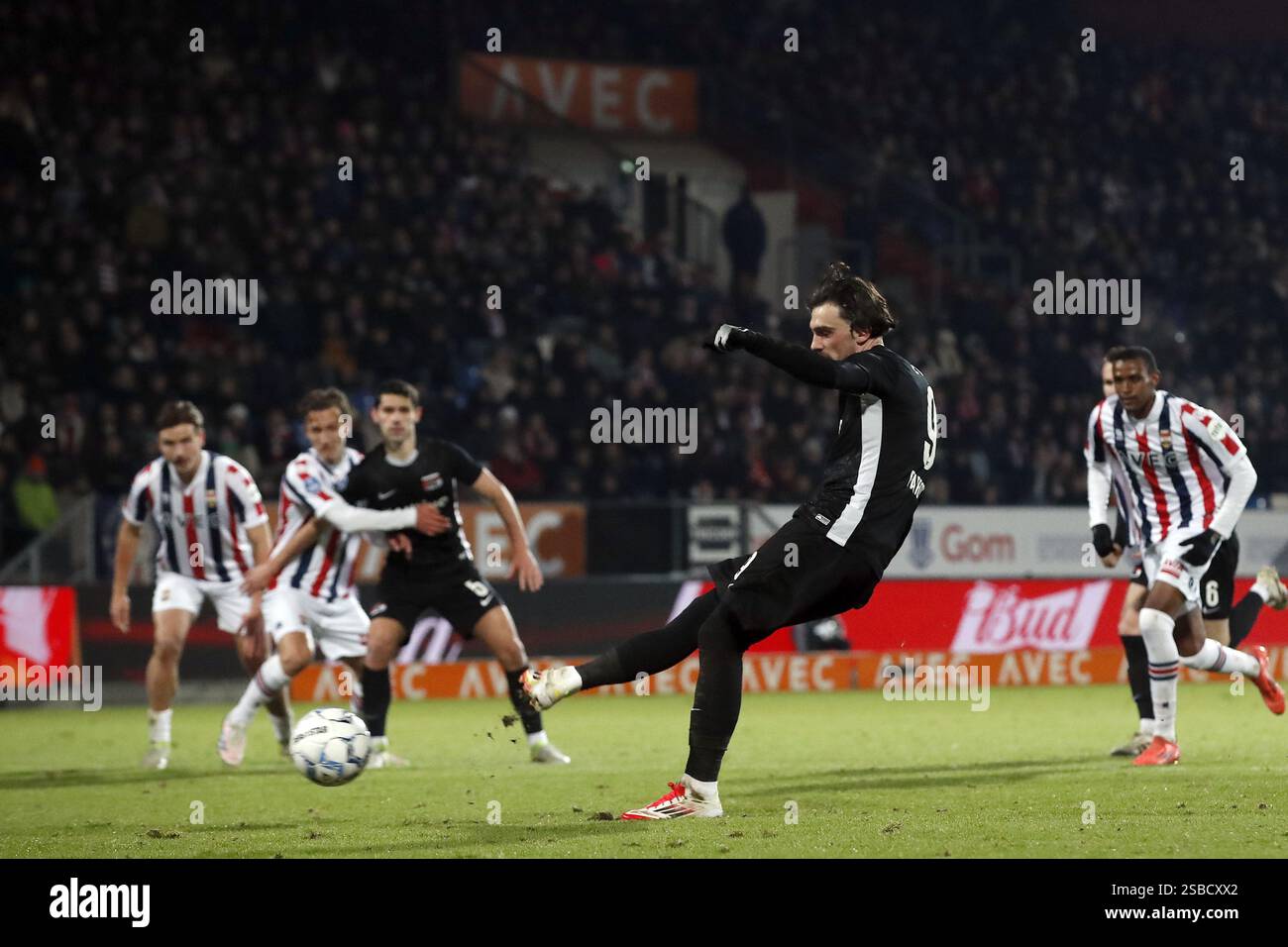 TILBURG - Troy Parrott of AZ Alkmaar scores the 0-1 during the Dutch ...