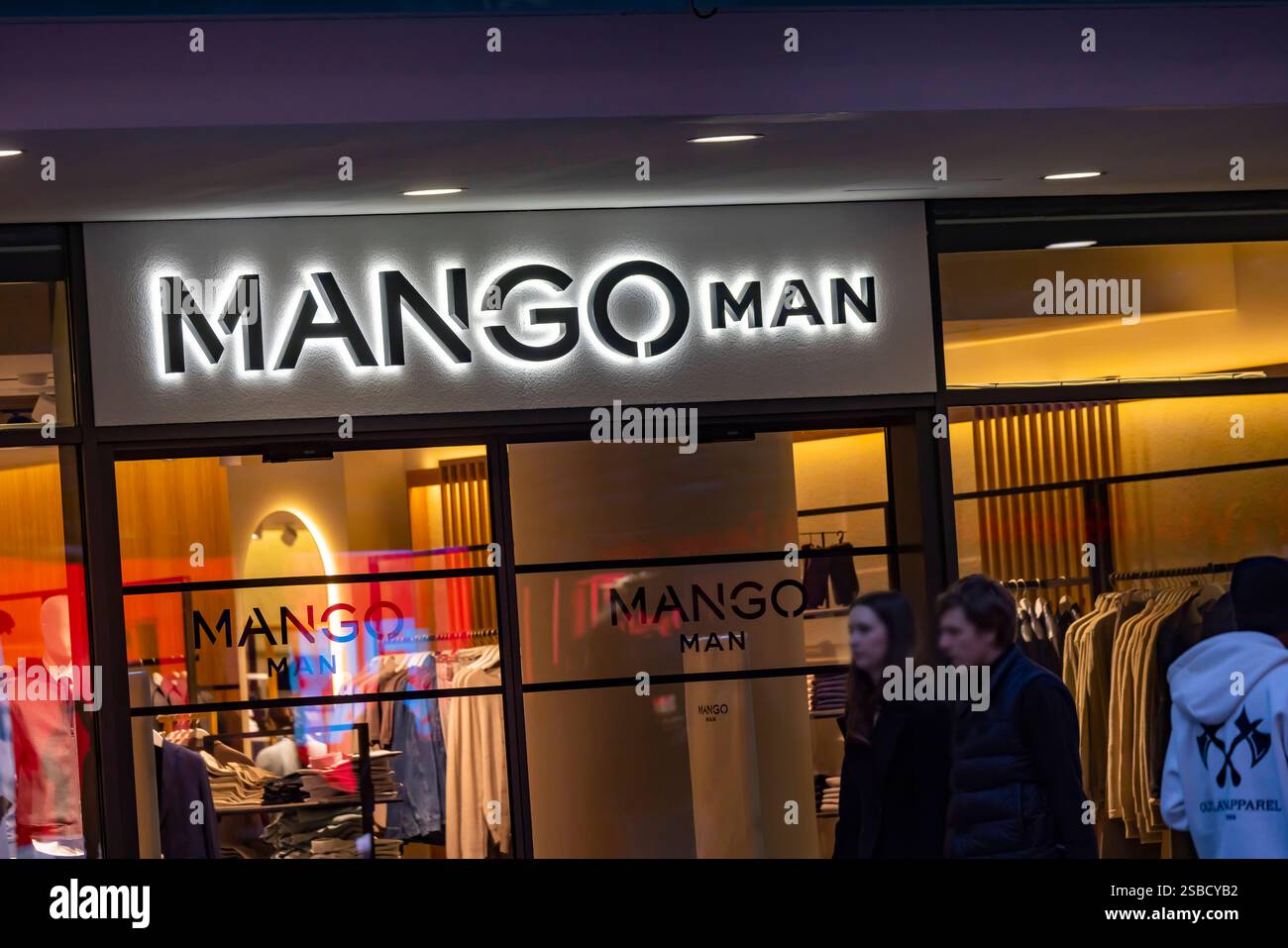 Ladengeschäft mit dem Logo der Marke Mango Man. // 31.01.2025 ...