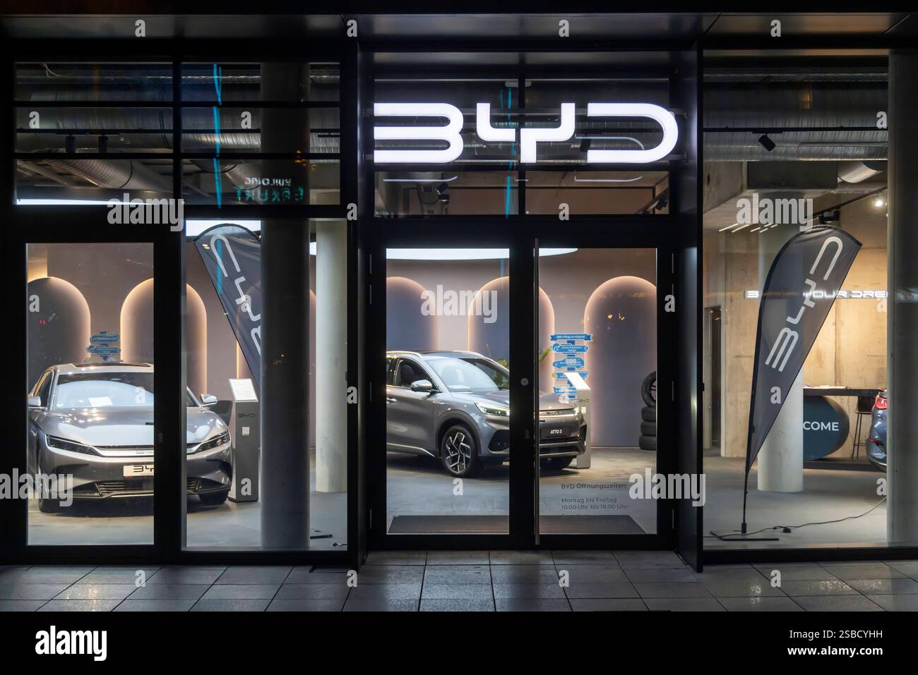 Ladengeschäft mit dem Logo des chinesischen Autobauer BYD. // 31.01. ...