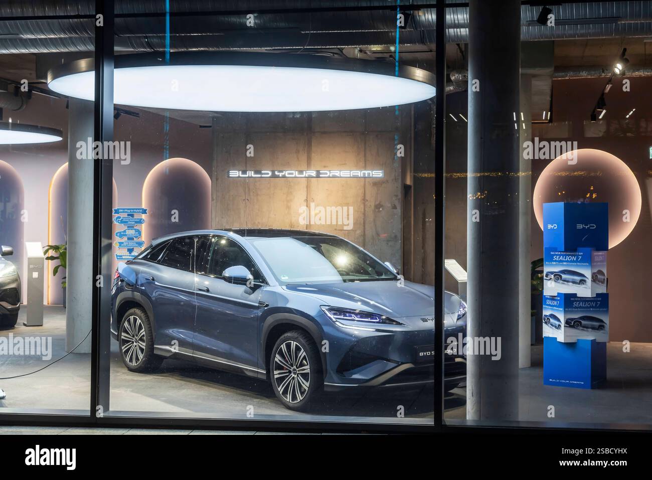 Ladengeschäft mit dem Logo des chinesischen Autobauer BYD. // 31.01. ...