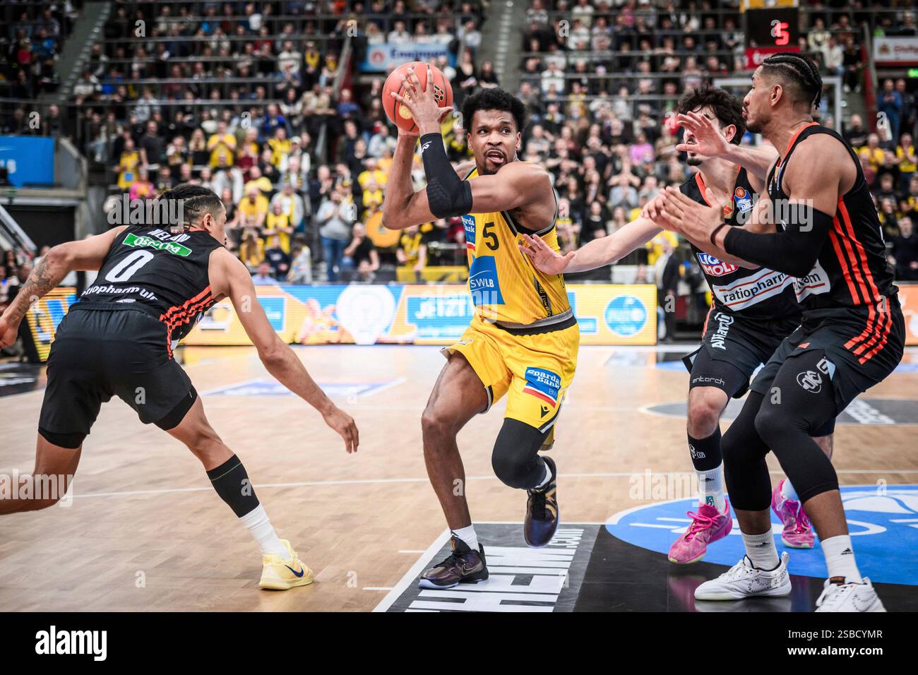 Ludwigsburg, Deutschland. 02nd Feb, 2025. Justin Simon (MHP Riesen ...